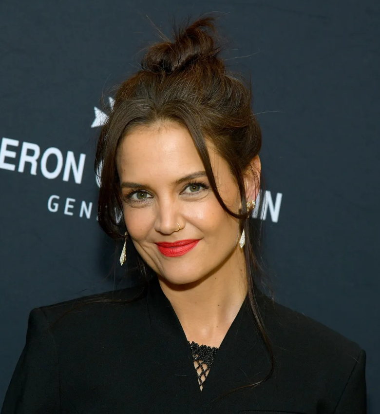 Η Katie Holmes τόλμησε (επιτέλους) το κόκκινο κραγιόν - Το απόλυτο χρώμα της άνοιξης | Jenny.gr